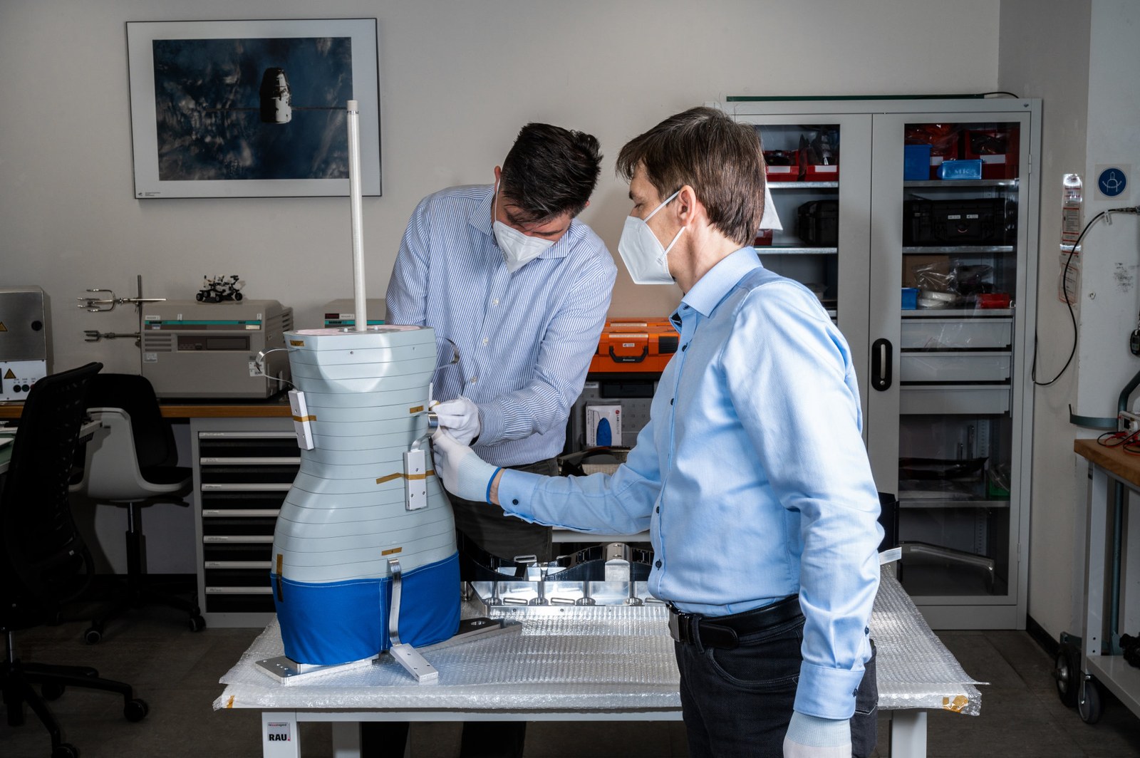 DLR — Zusammenbau der Messpuppe Zohar