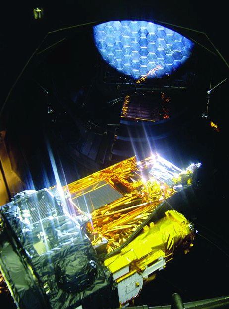 Blick in den Large Space Simulator mit einem Satelliten im Test