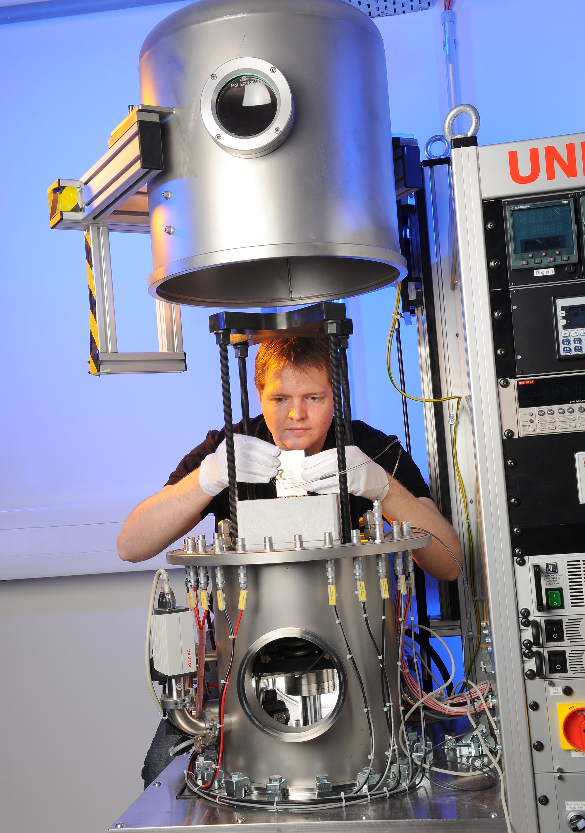 Mitarbeiter bei der Einrichtung einer TEG-Messung an DLR-Messanlage