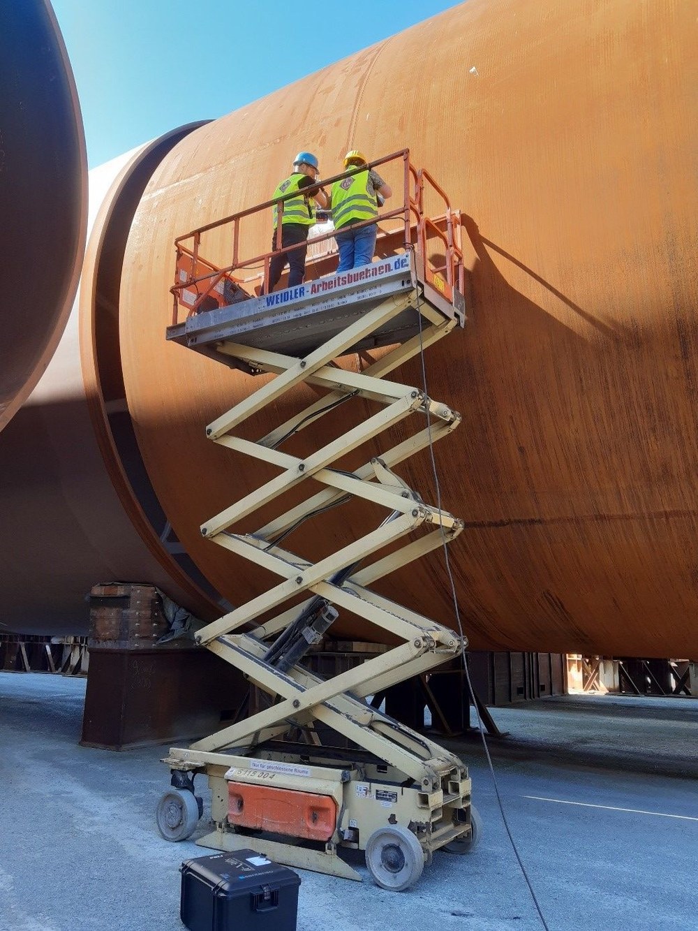 Das Institut für Maritime Energiesysteme im Außeneinsatz bei der Firma ...