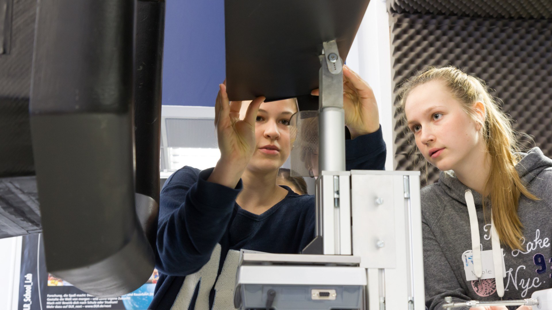 Untersuchung eines Tragflächenprofils im Windkanal.