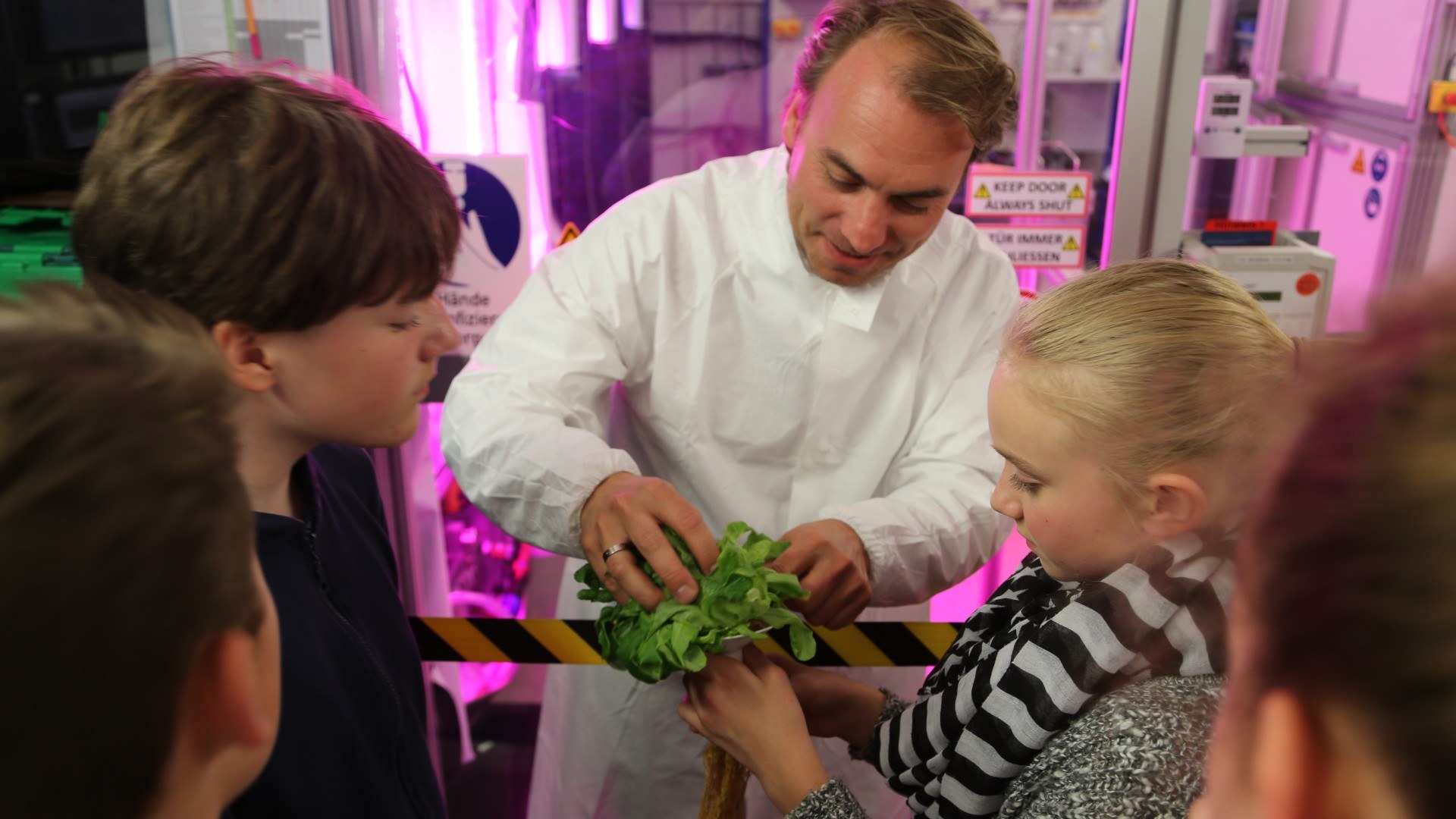Laborleiter Dr. Daniel Schubert mit Klasse