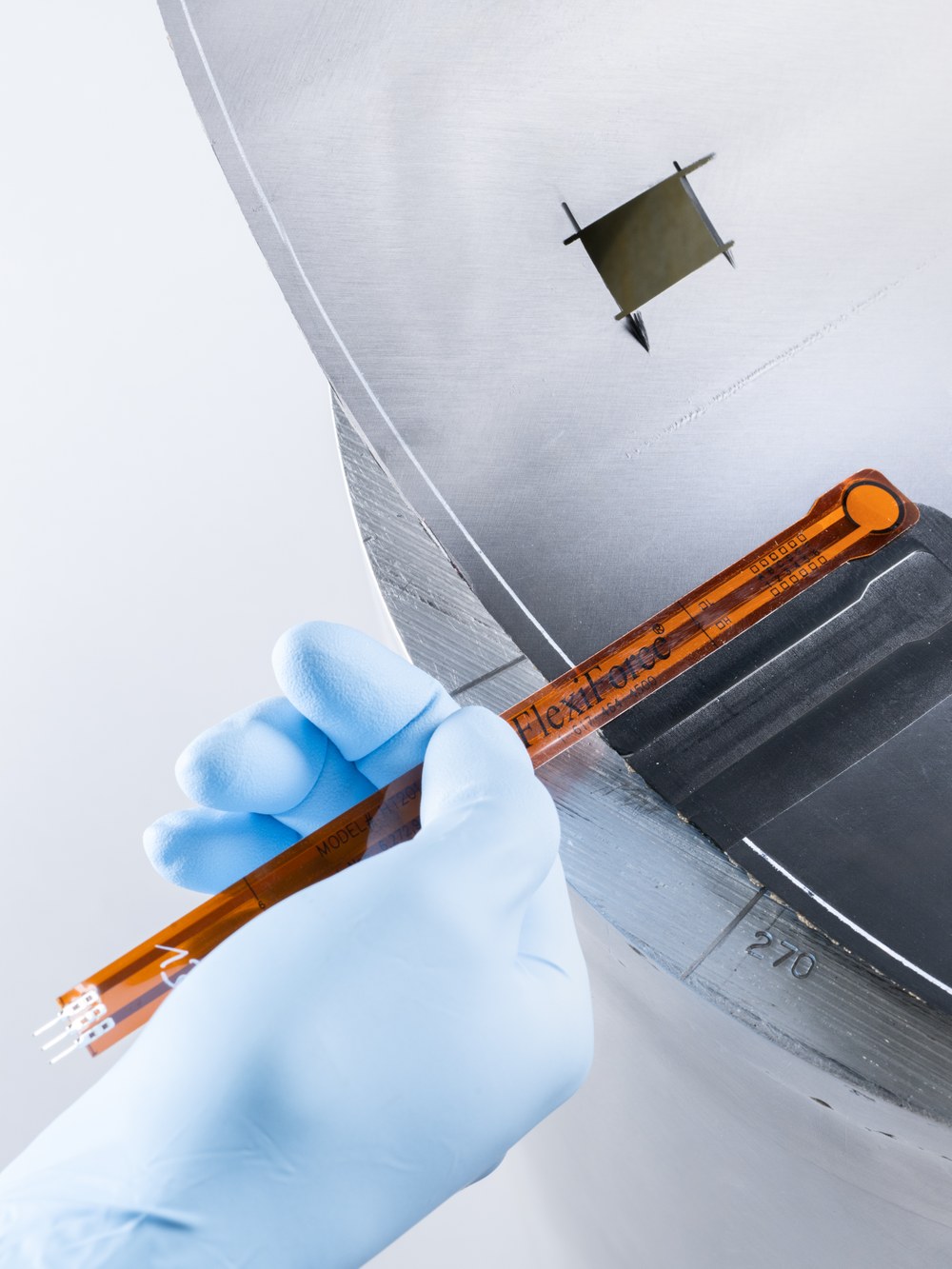 Piezoresistiver Drucksensor und der im Laminat verbliebene Abdruck