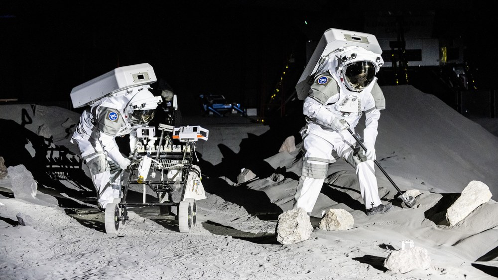 Astronauts live in action and an exploring robot: the LUNA Hall is open