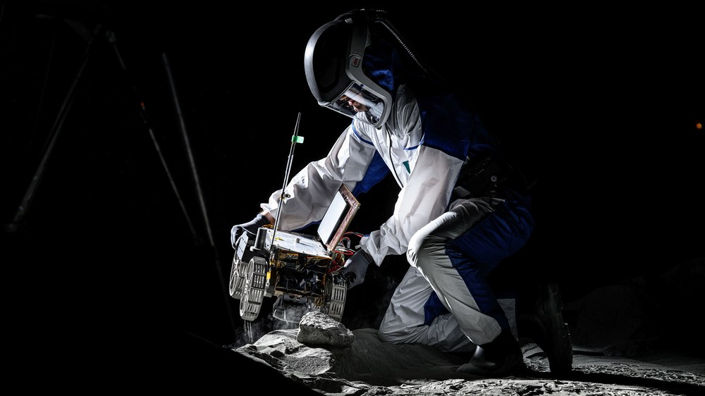 A rover on its way to the Moon – while already in action at LUNA