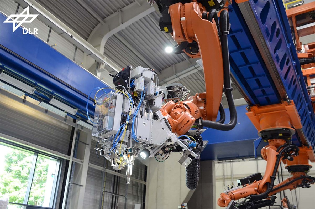 End-effector for robot-based, continuous ultrasonic welding