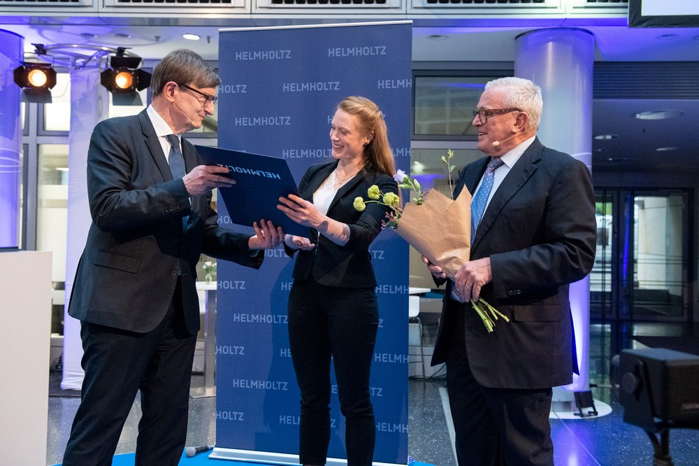 EOC scientist receives Helmholtz Prize for Doctorate