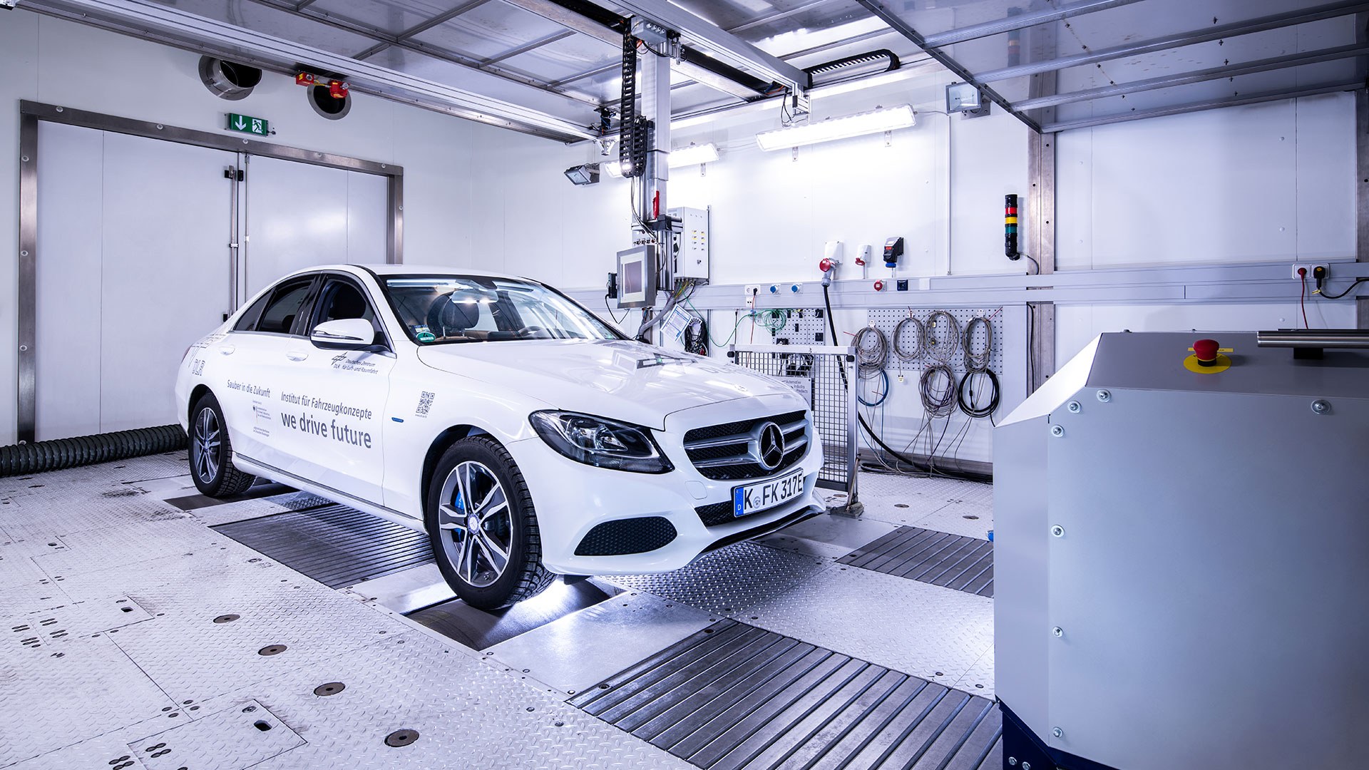 Air-conditioned all-wheel roller test bench