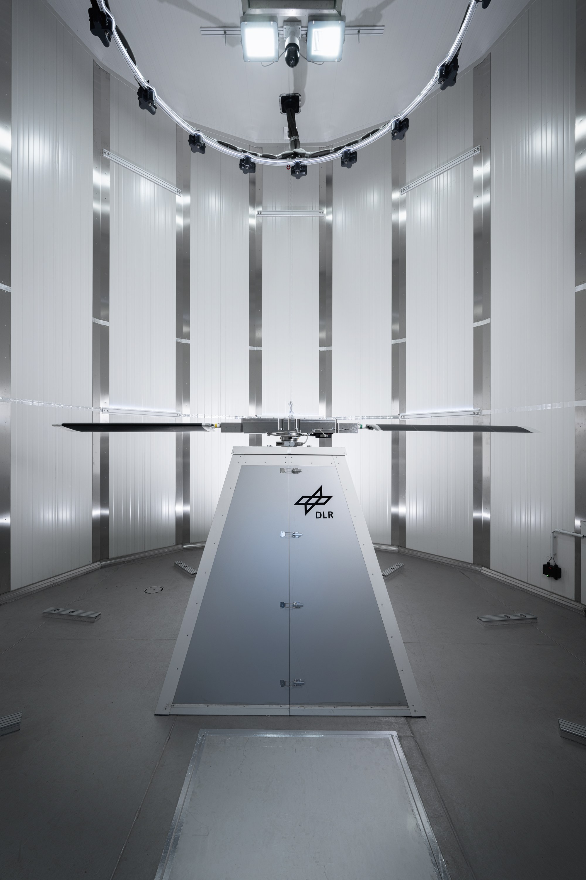 Rotor test rig and spraying system in the cooling chamber inside the ...