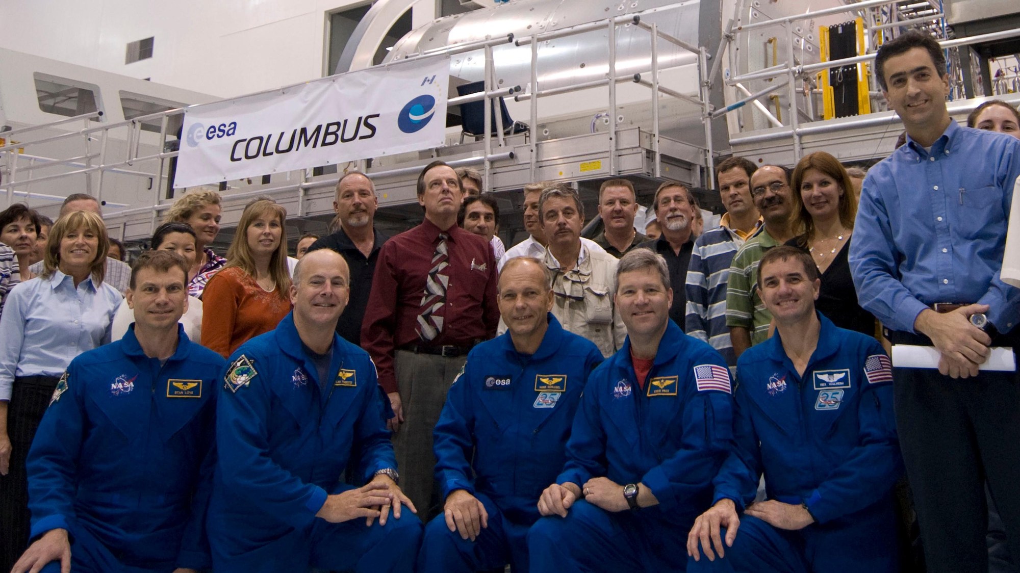 DLR - STS-122 astronauts (kneeling) and support team