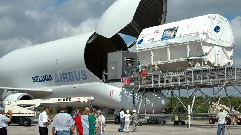 The Columbus laboratory is loaded into a Beluga aircraft at Bremen ...
