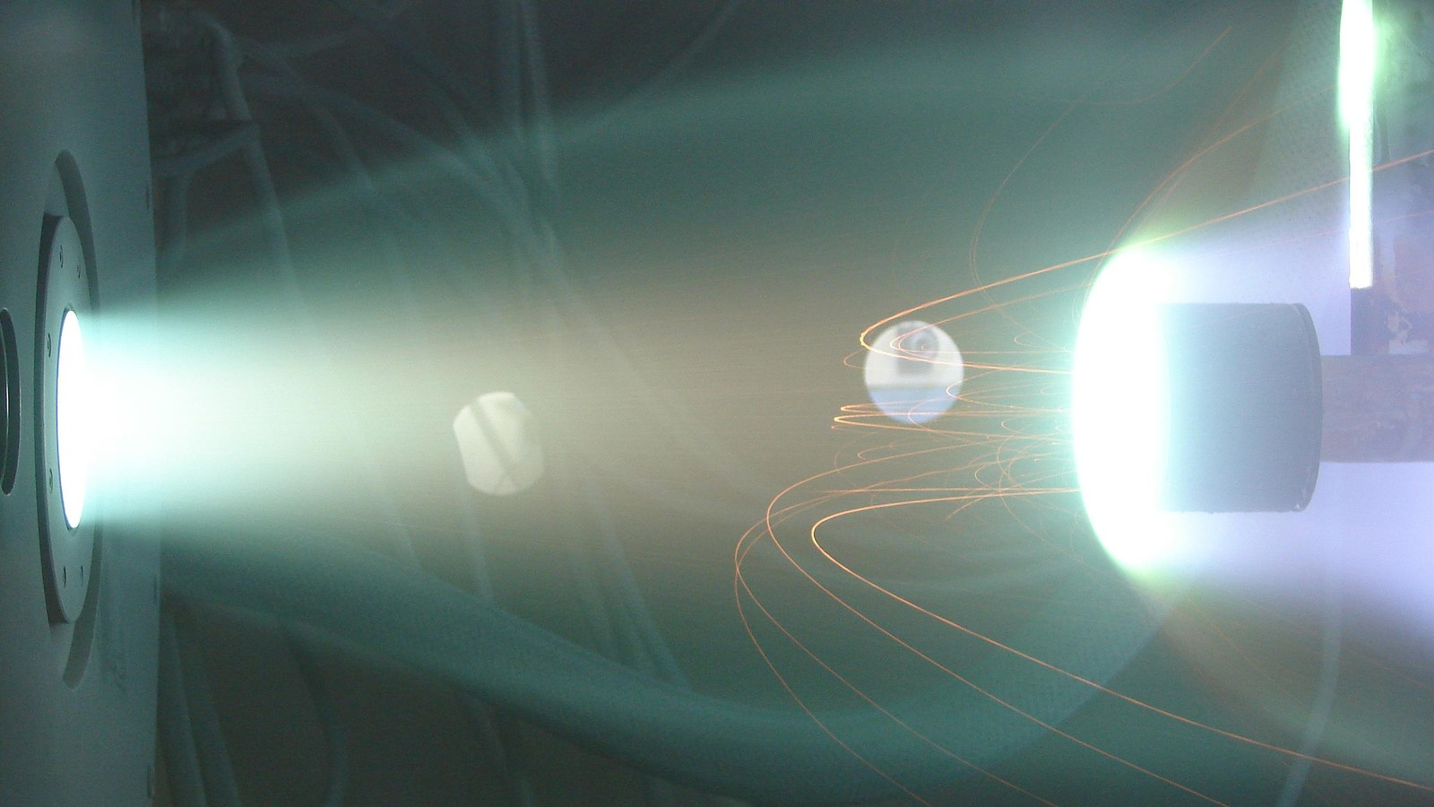 Glowing particles in the arc-heated wind tunnel