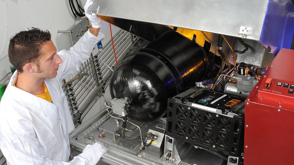 Nose wheel drive – fuel cell system