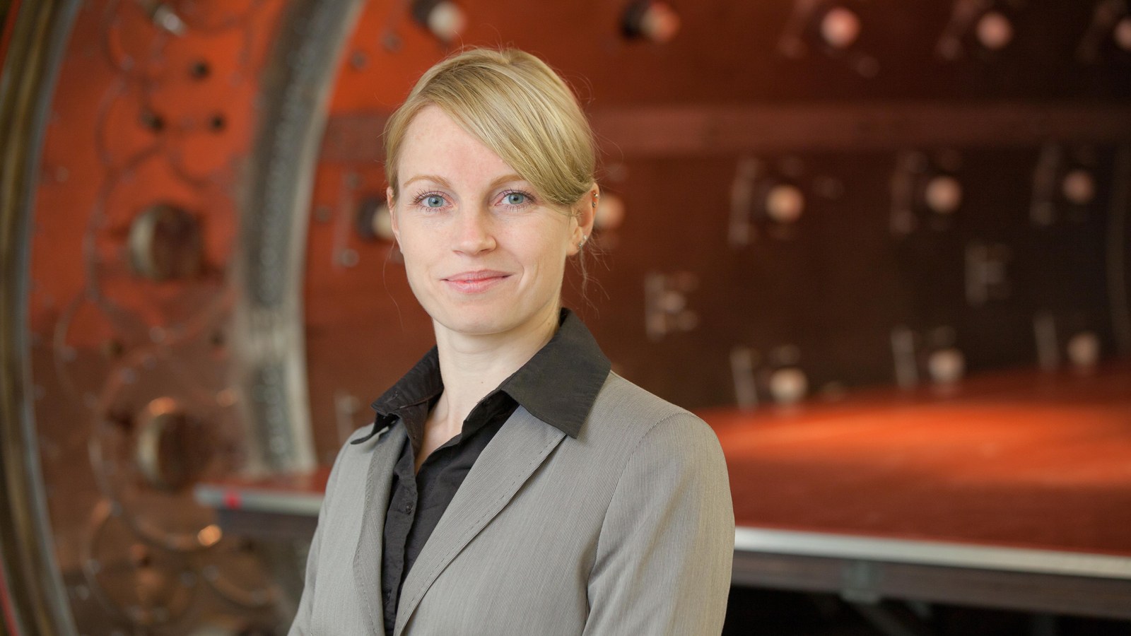 Christine Arlt in front of a microwave autoclave