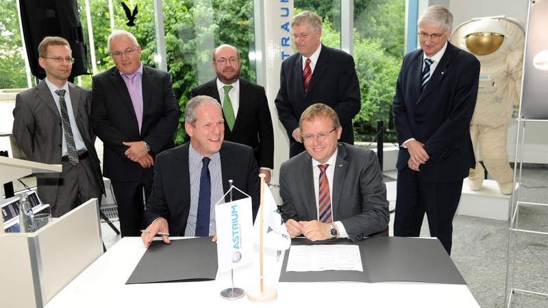 Signing of the EDRS contract at the DLR German Space Operations Center