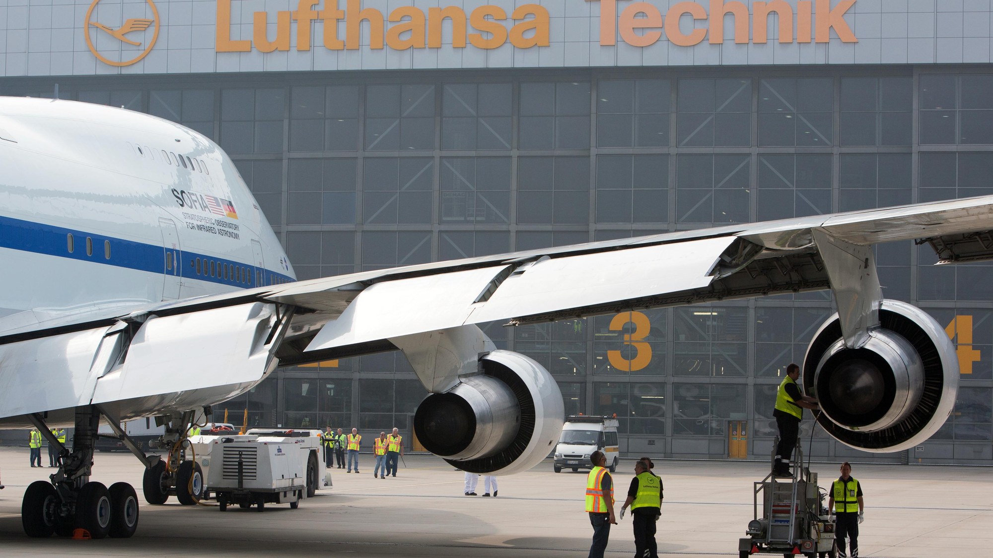 SOFIA in front of one of the hangars at Lufthansa Technik