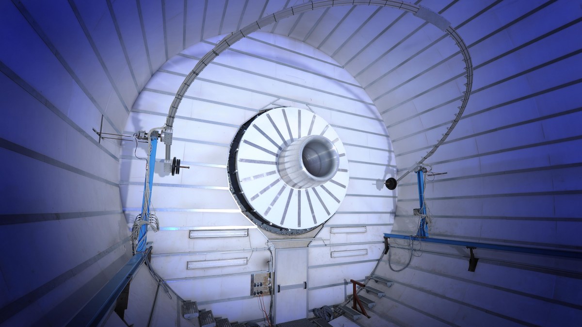 Plenum chamber with engine inlet and microphone array