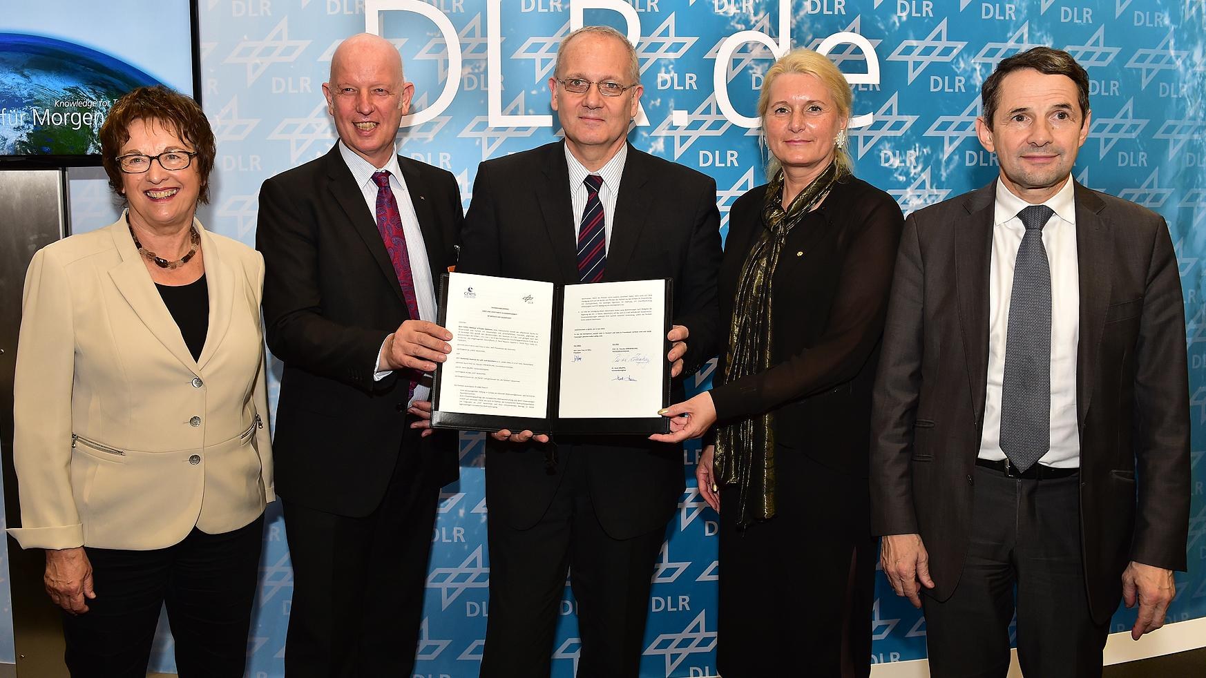 Contract signing at ILA