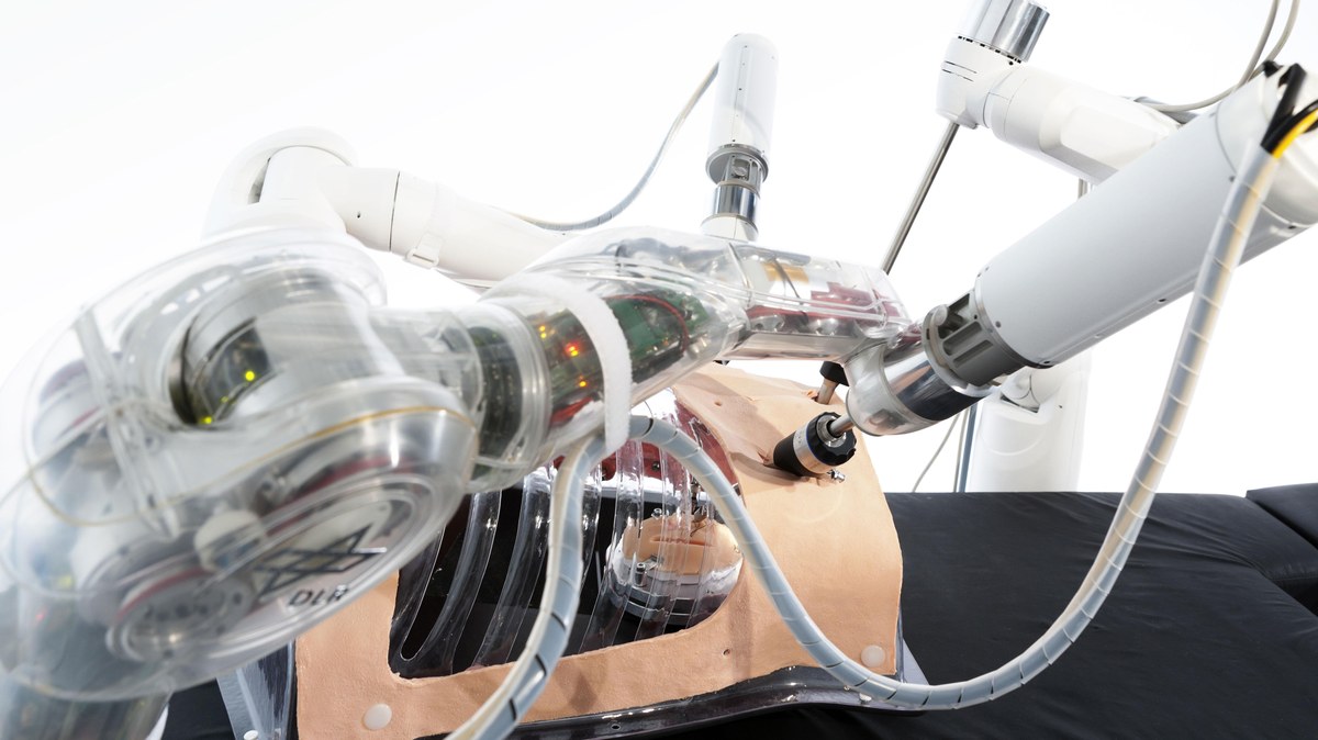 DLR technology for robot-assisted surgery