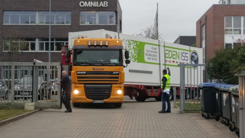 Delivery of the greenhouse container at the DLR site in Bremen