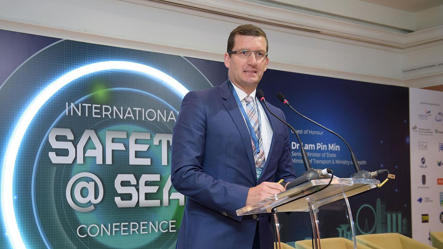 Dennis Göge delivering his keynote speech