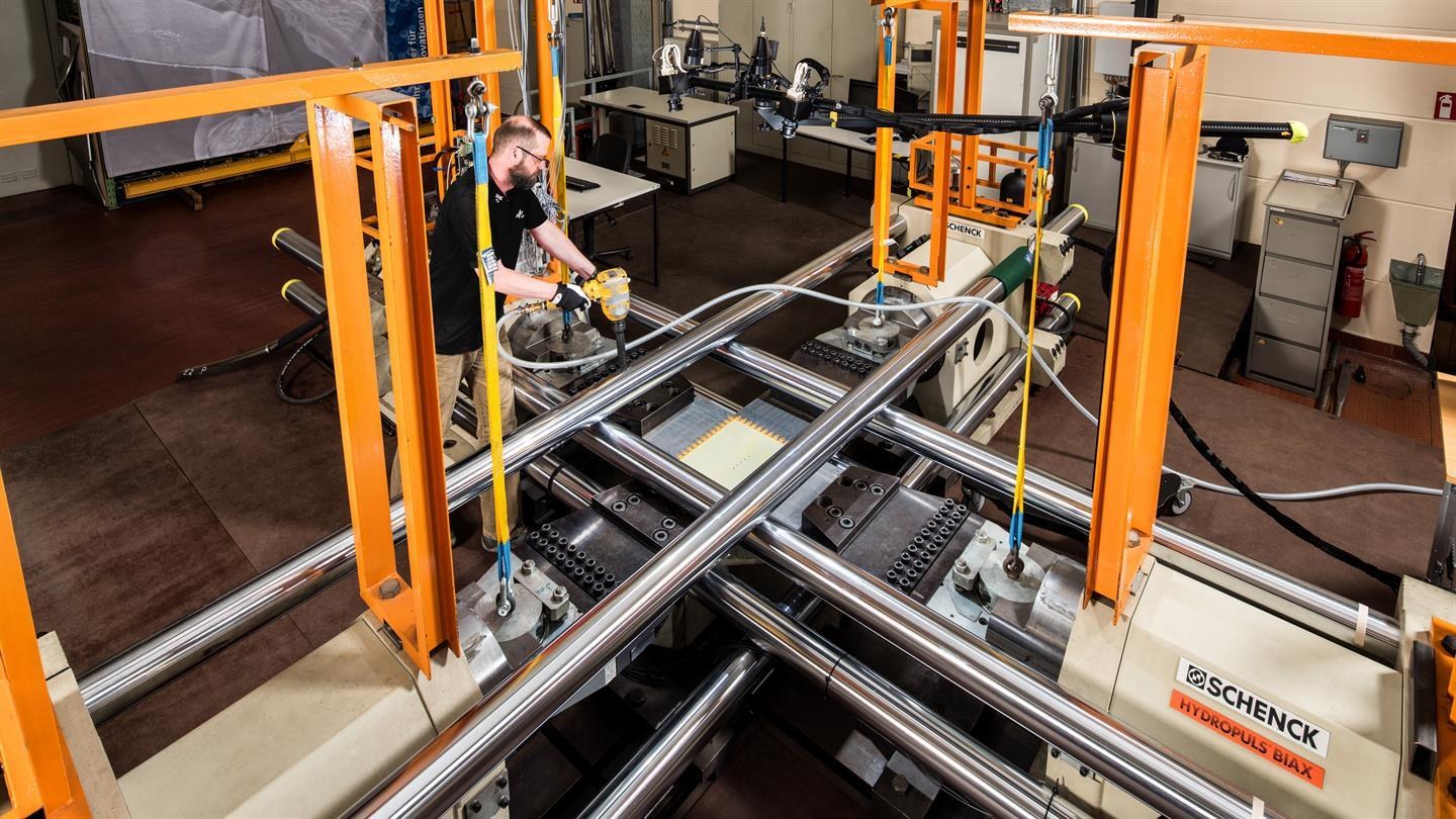 DLR - Biaxial test machine at DLR Cologne