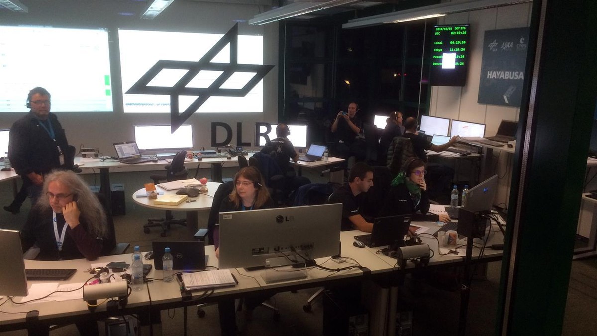 DLR - MASCOT lands safely on asteroid Ryugu