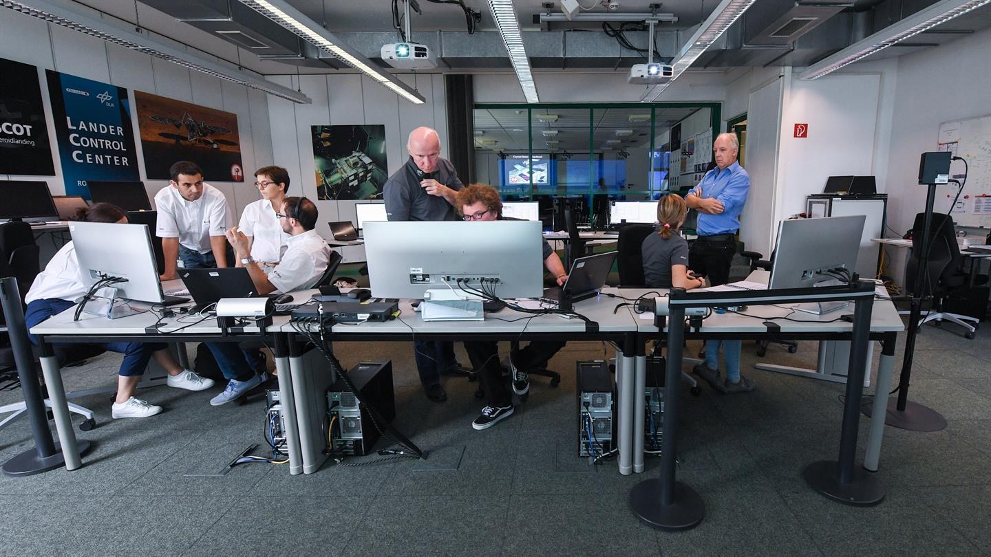 DLR - A look into the MASCOT control centre