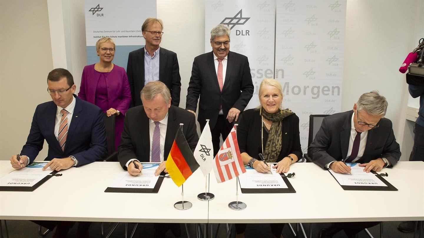 DLR - Signing of the certificate