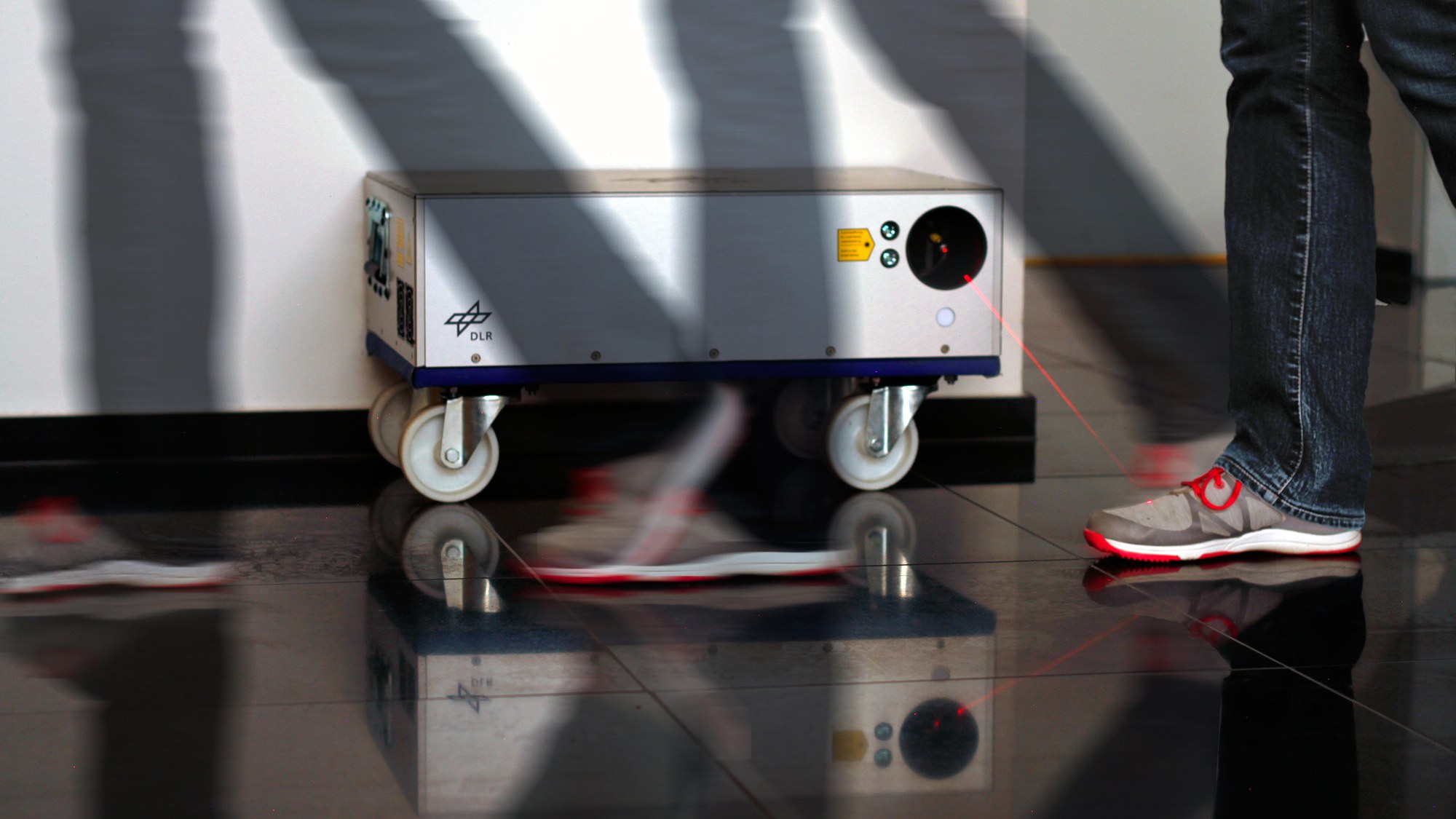 DLR - PHYLAX – laser-based system for explosive detection DLR - PHYLAX – laser-based system for explosive detection