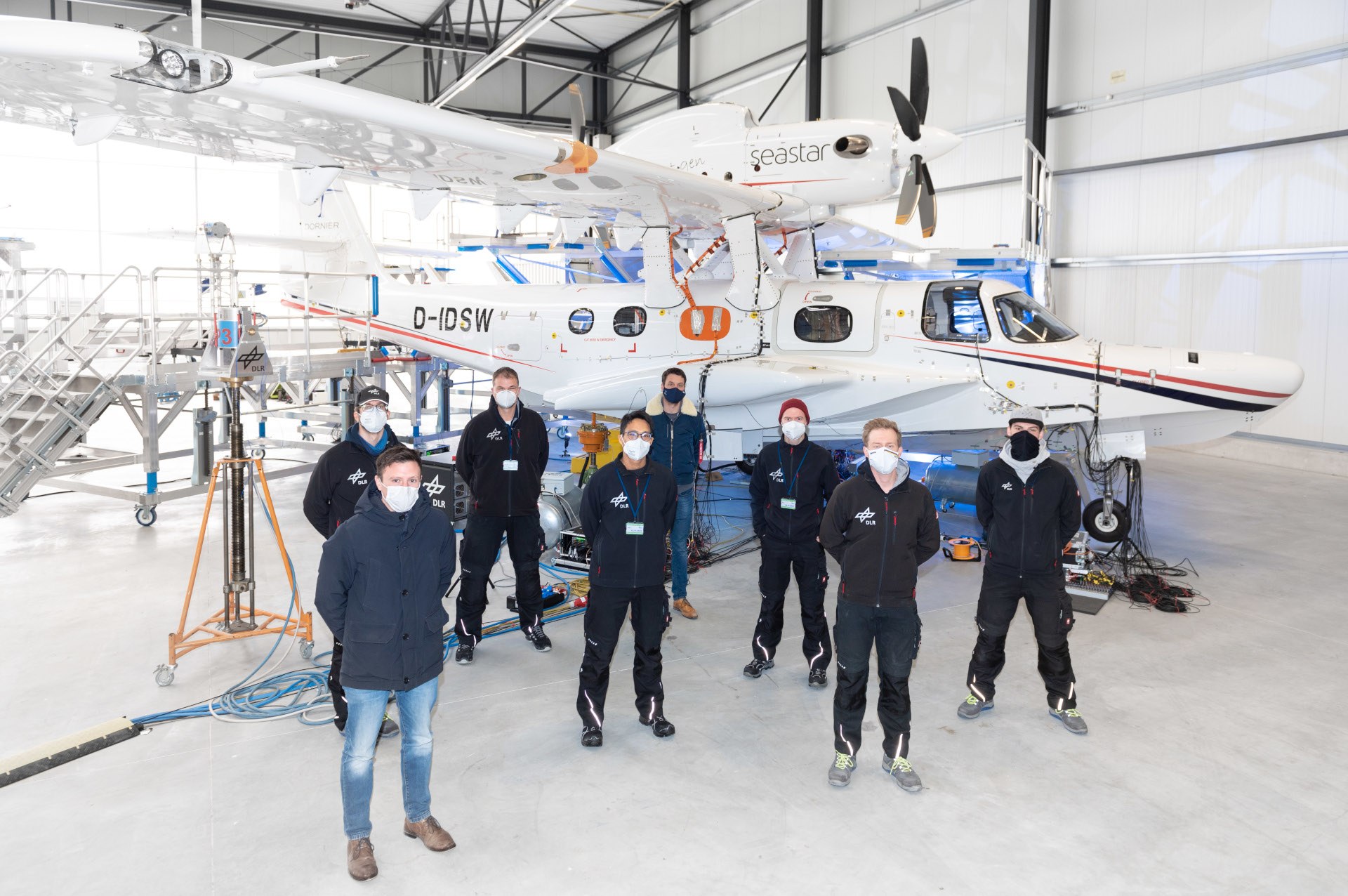 DLR – Group photo of the DLR and Dornier Seawings teams