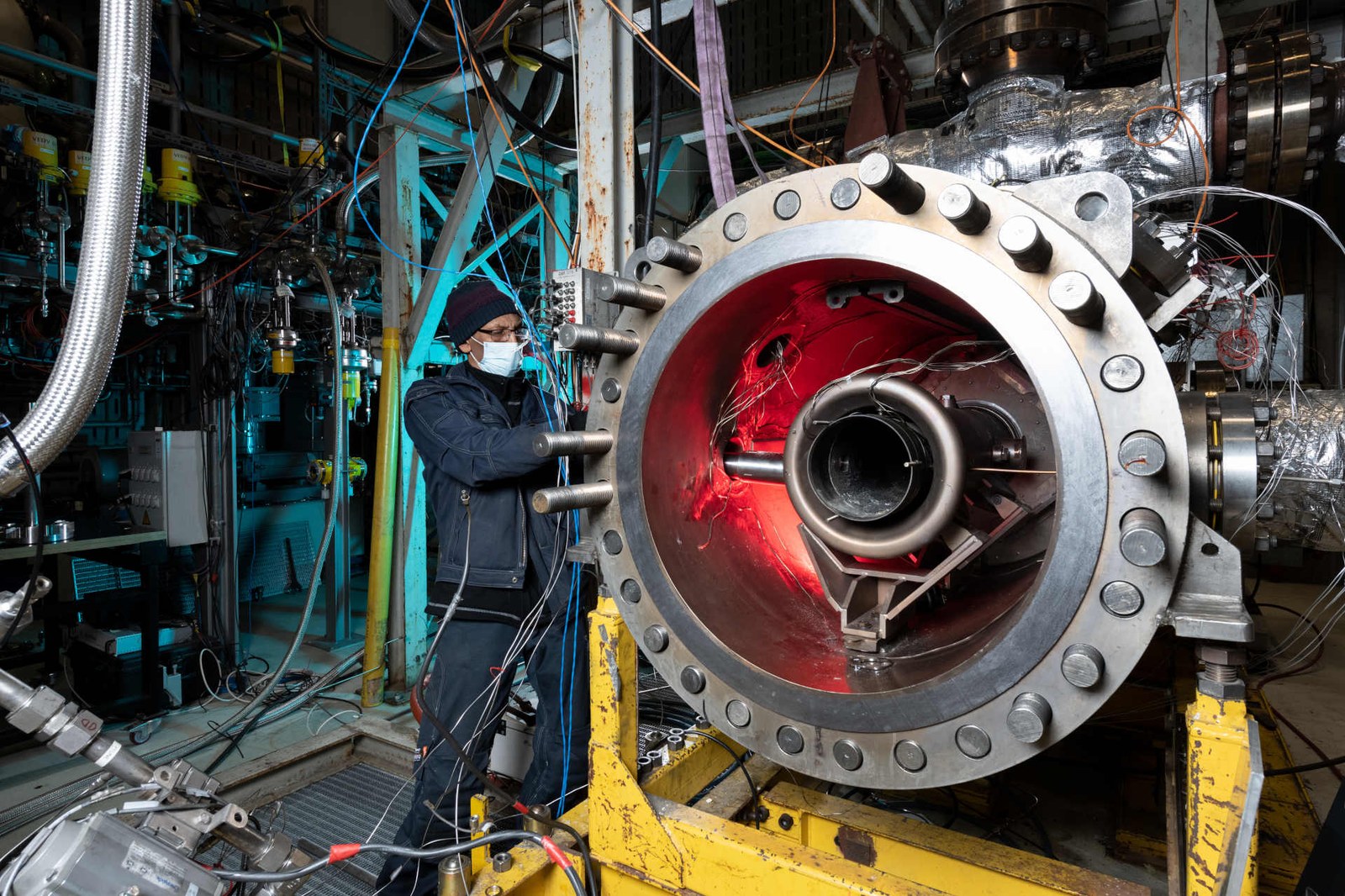 DLR – Making hydrogen combustion with ammonia visible