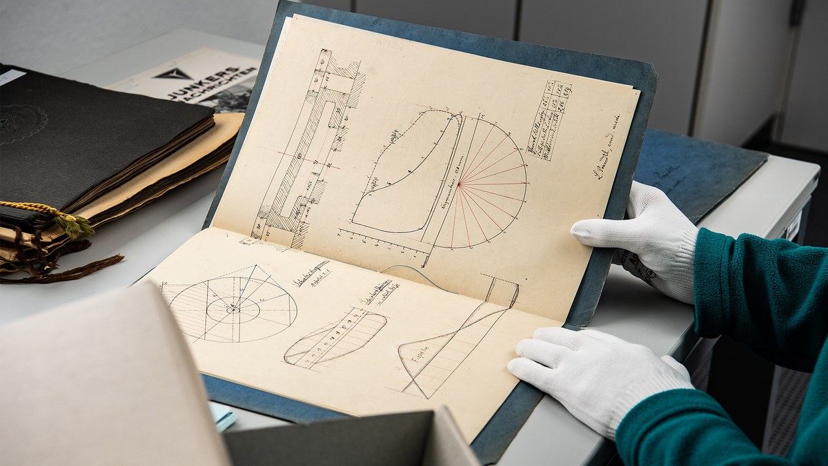 DLR´s Central Archive safeguards the past, the present and ideas for ...