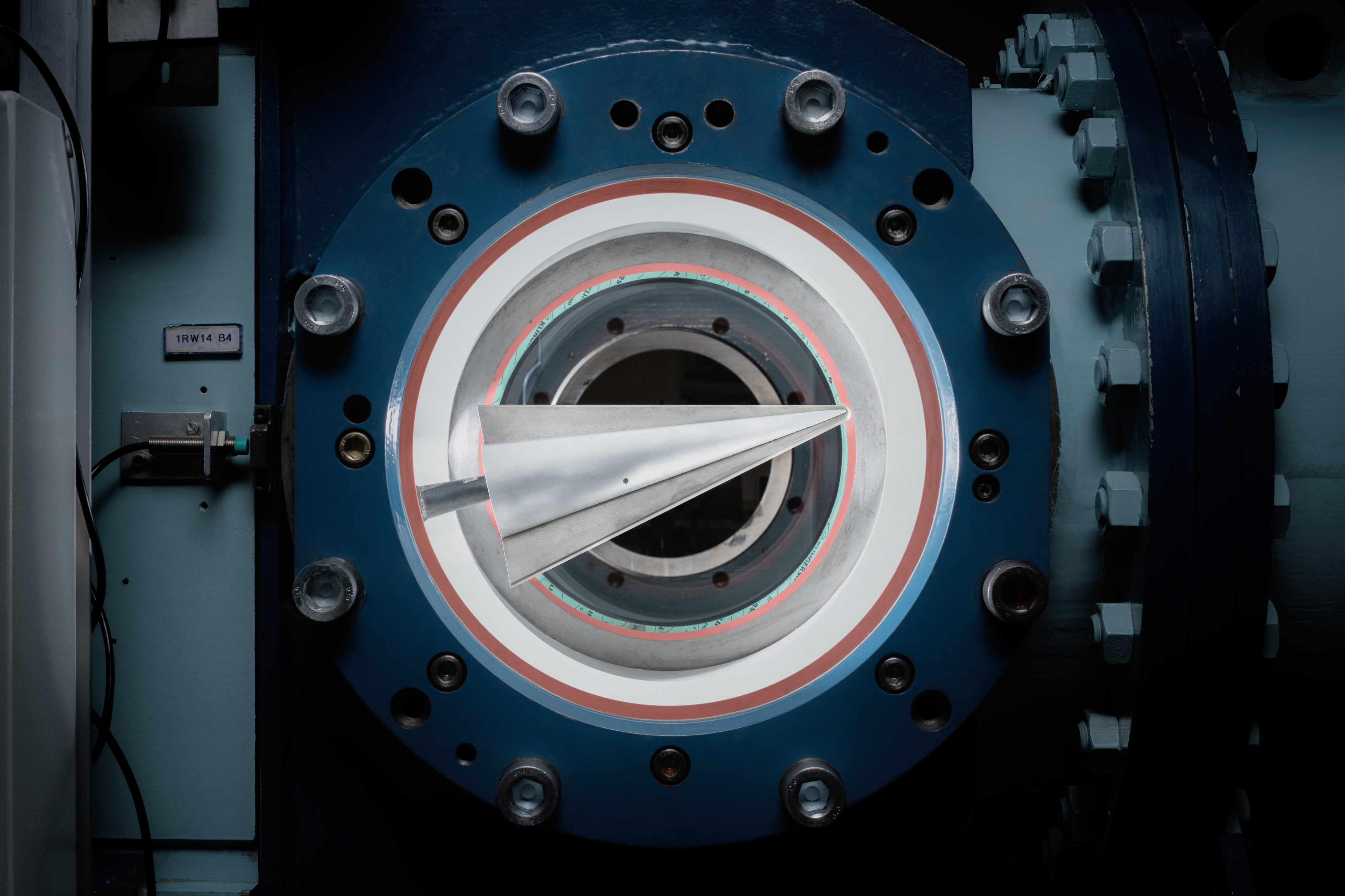 Generic wind tunnel model of a hypersonic glider behind the observation ...