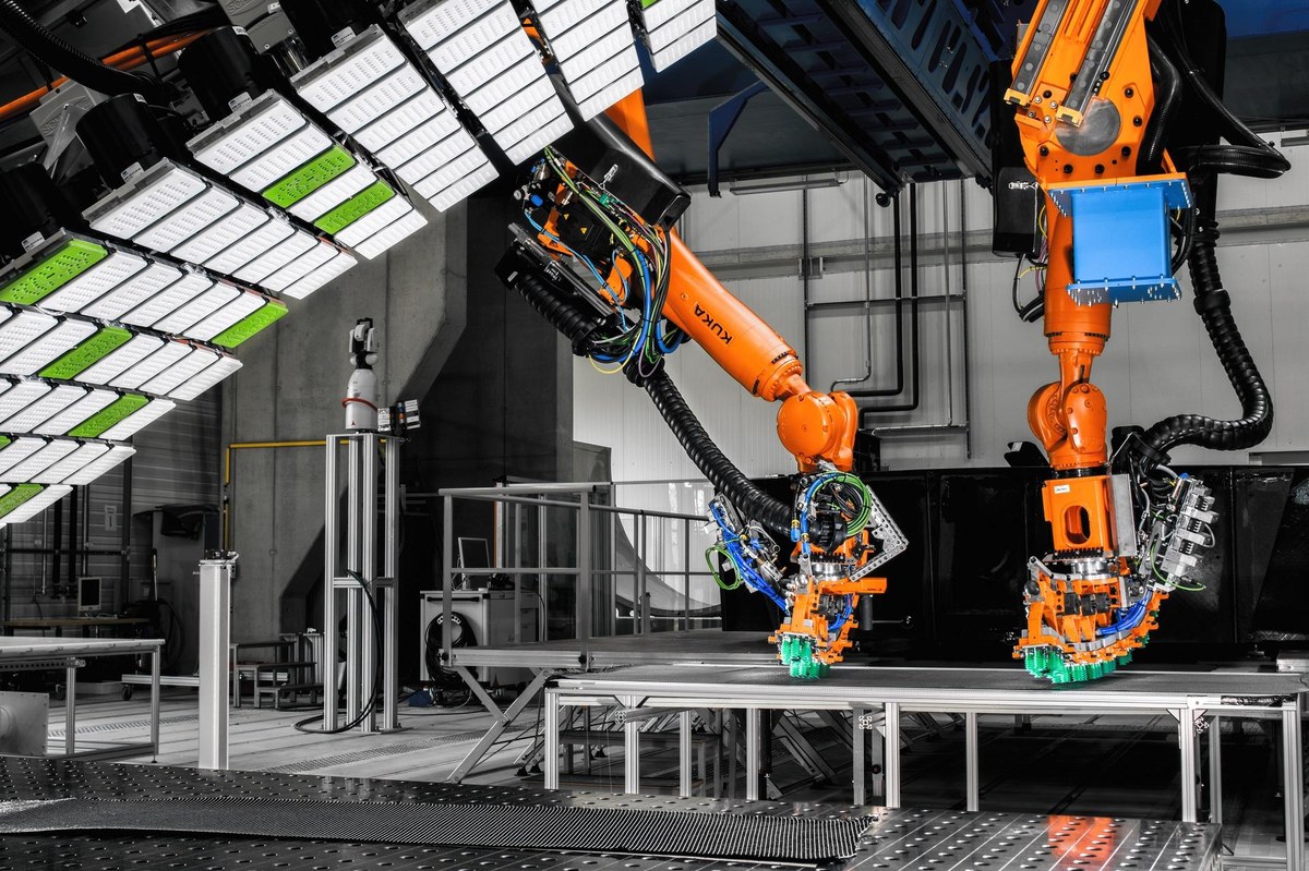 DLR – Multifunctional robot cell