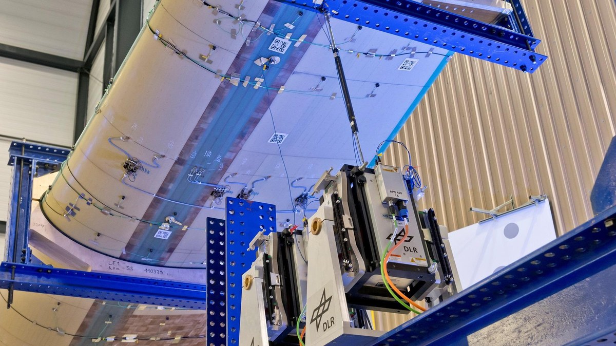 DLR – Mobile ground and flight vibration testing system SSV