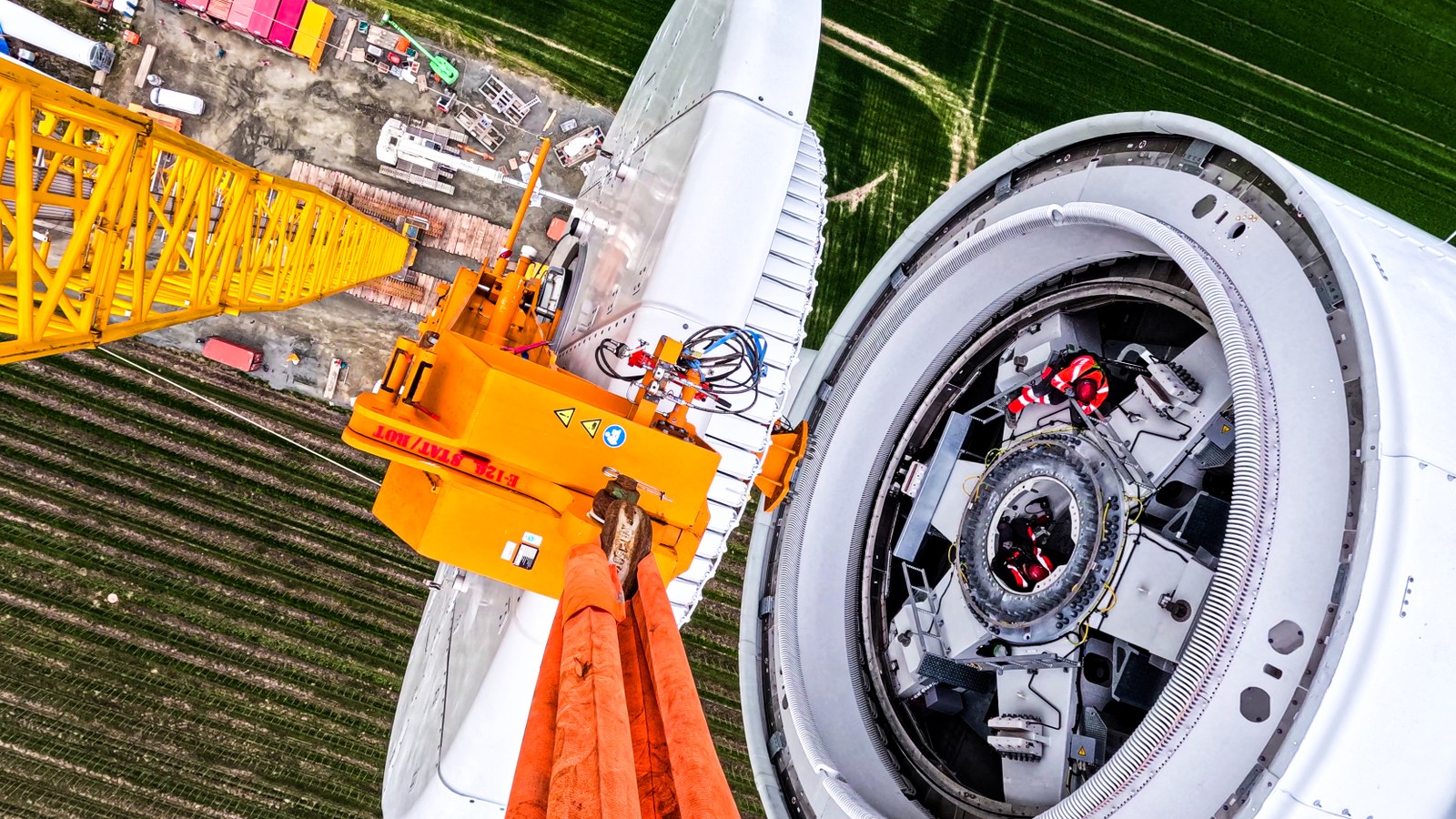 Assembly of the nacelle components at dizzying heights