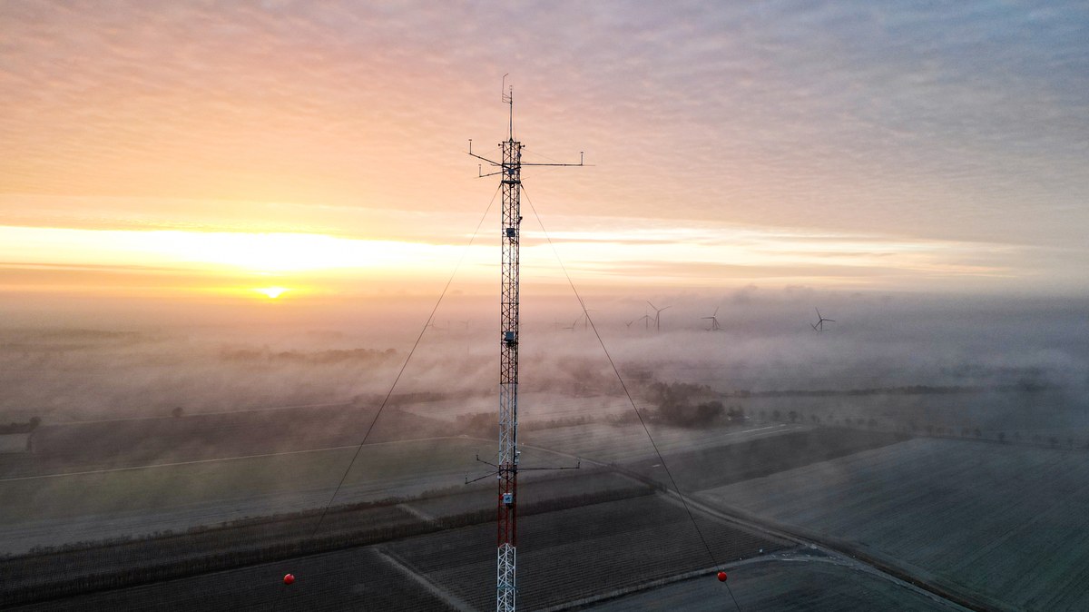 First measuring mast