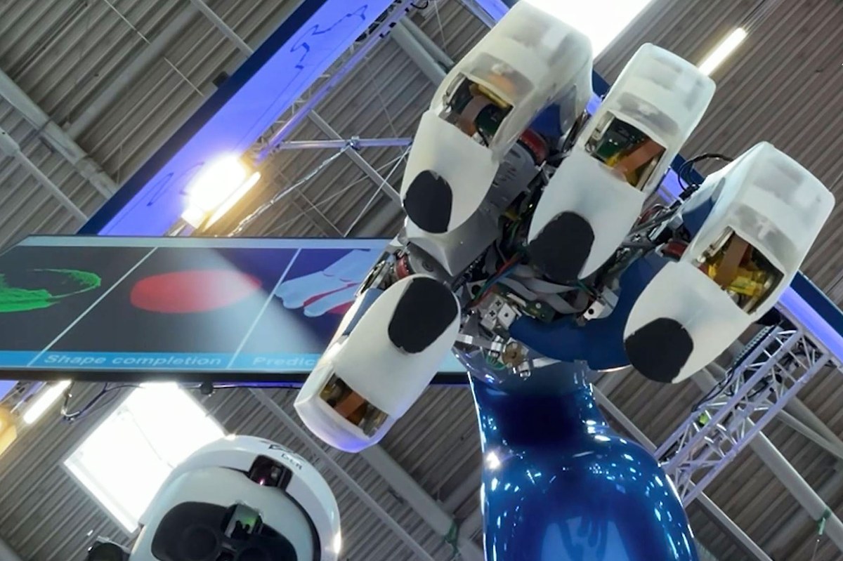 Robot grips intuitively and moves objects like a human