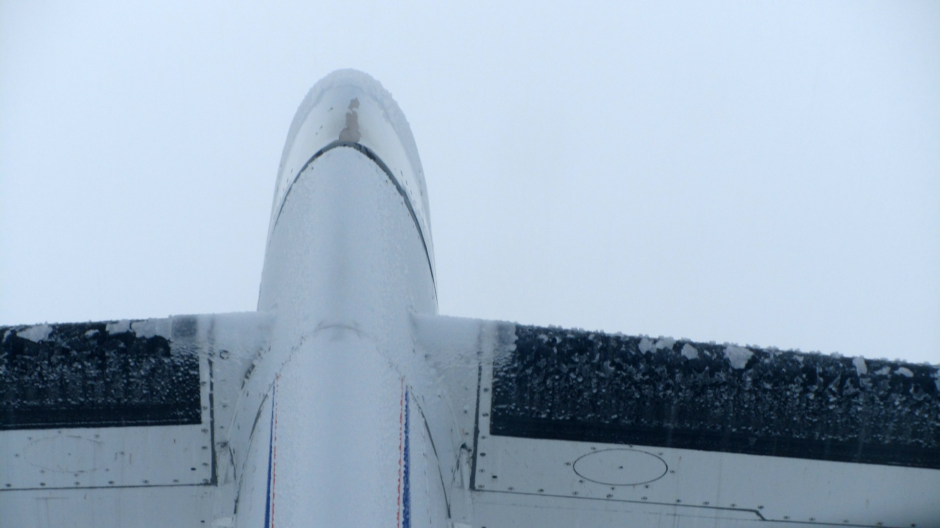 Ice formation on the leading edge of the tailplane of the Safire ATR 42 ...