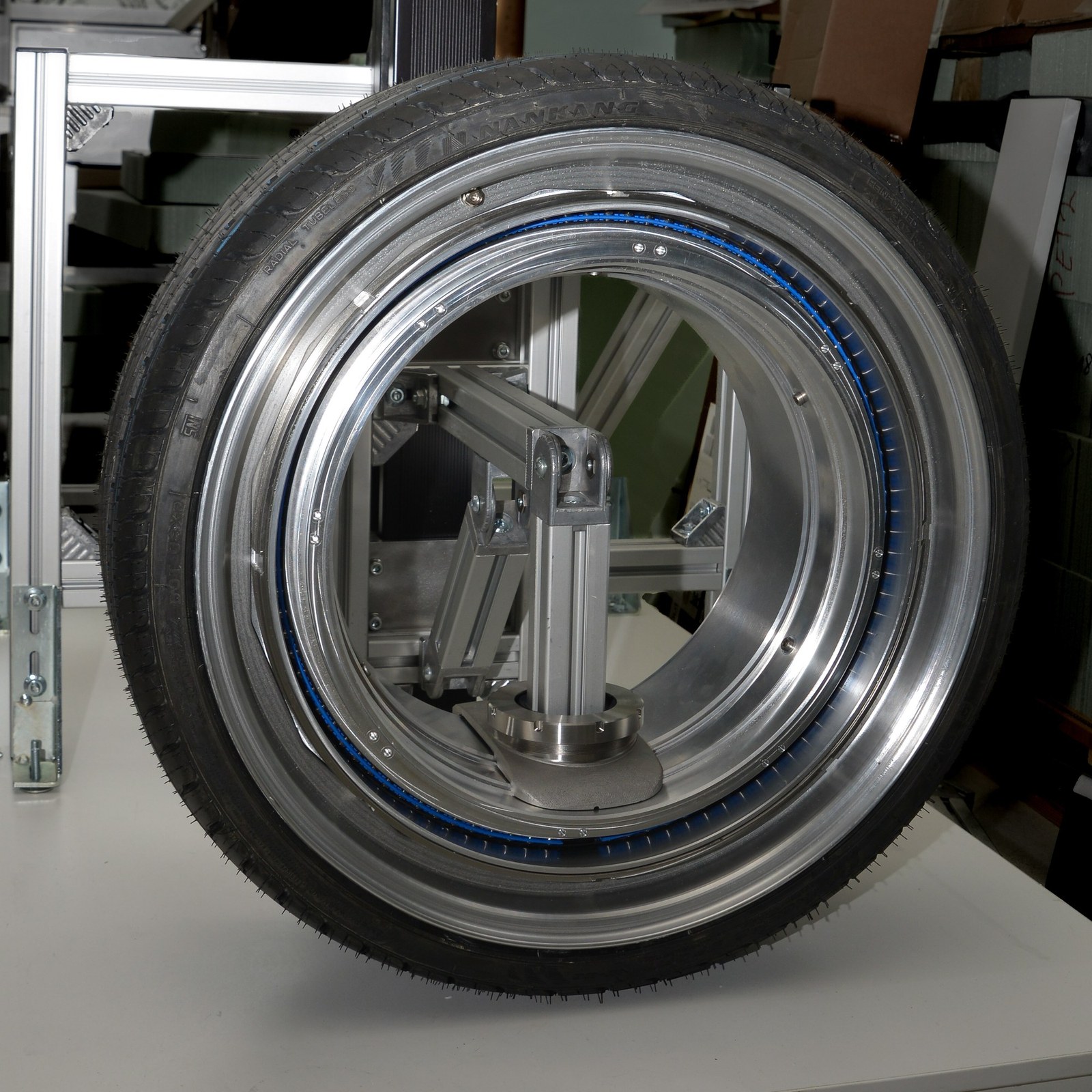 Innovative wheel module for lightweight automotive running gear concept