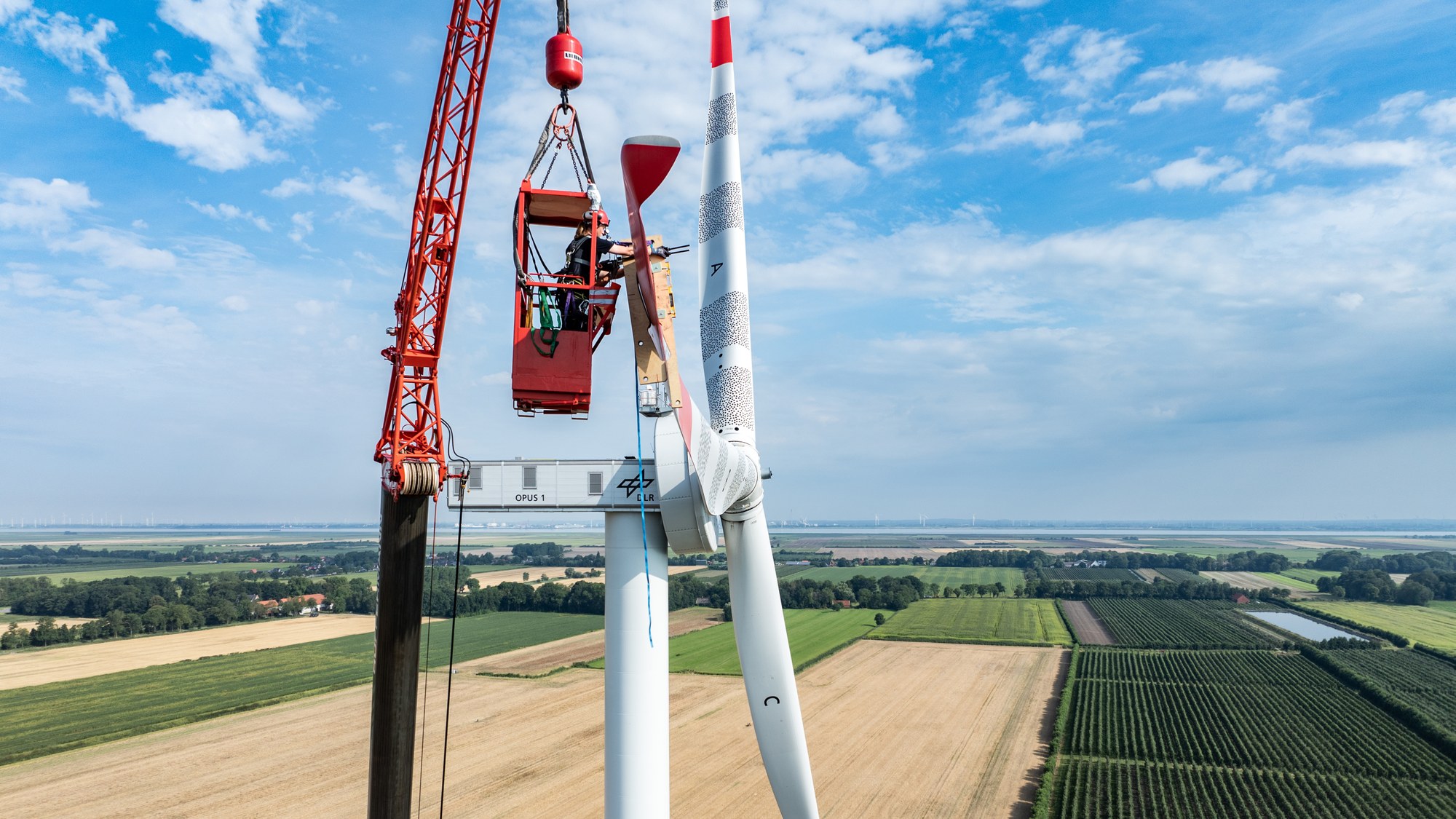 DLR researchers assemble the 'load scissors' for the rotor blade tests