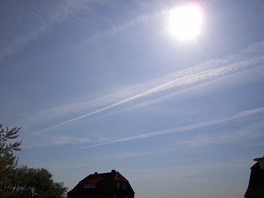 Contrail formation for aircraft with fuel cell propulsion