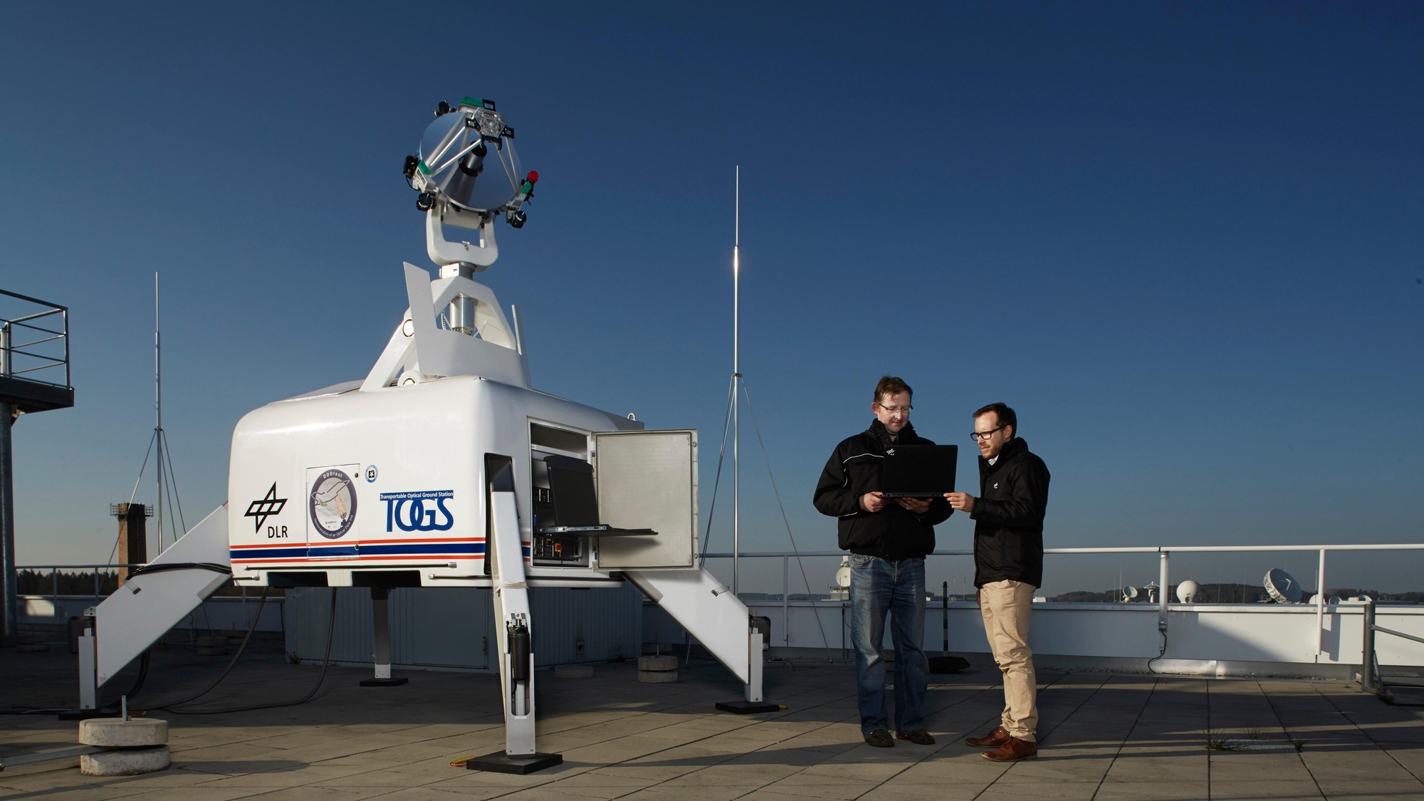 Quantum cryptography takes off: The ground terminal for tap-proof ...