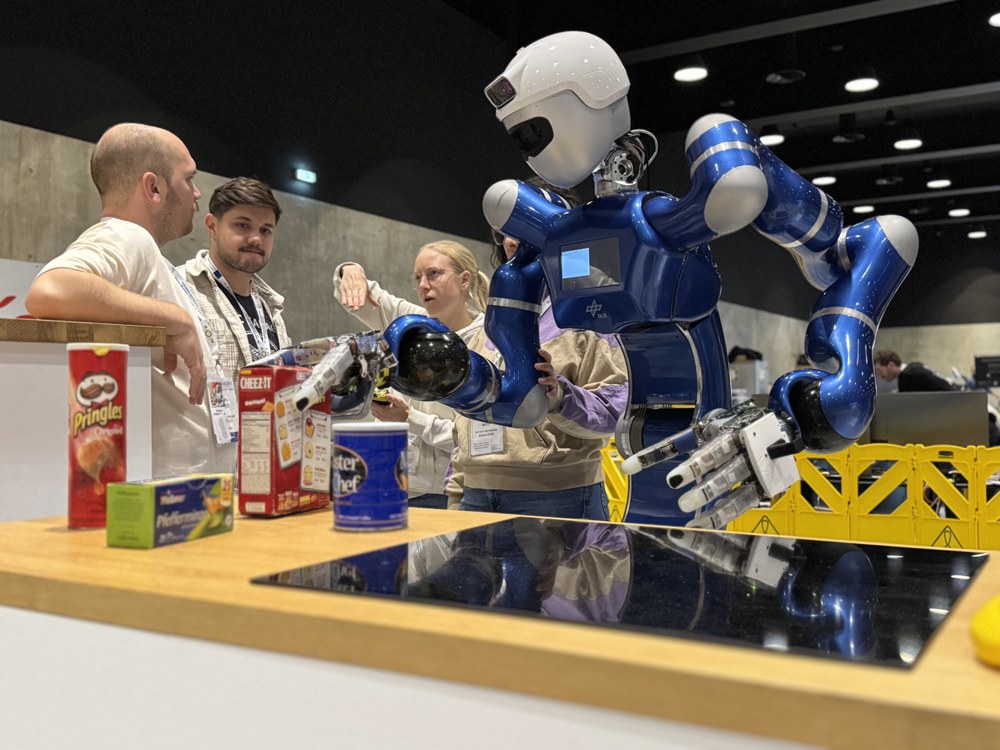 Rollin' Justin has to recognise and grab the right object