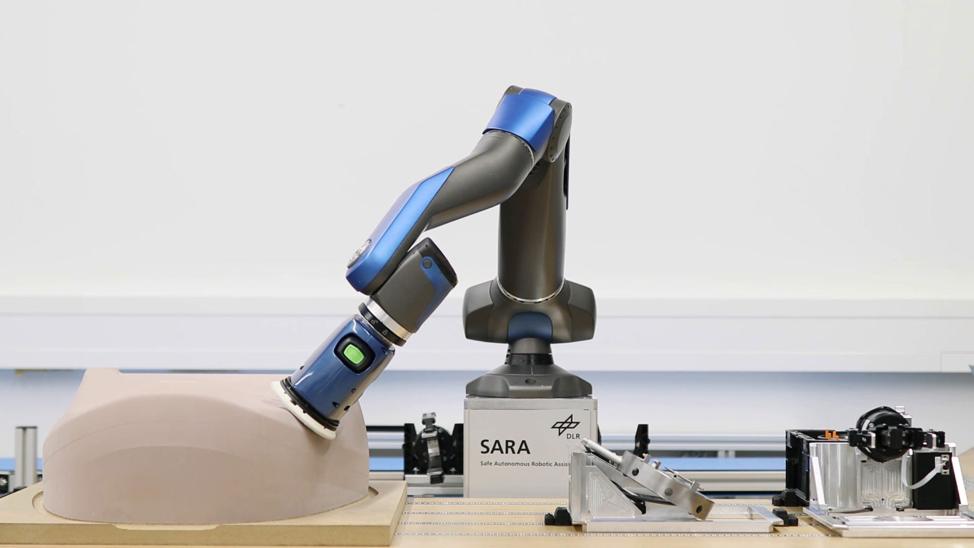 Roboterarm SARA (Safe Autonomous Robotic Assistant)