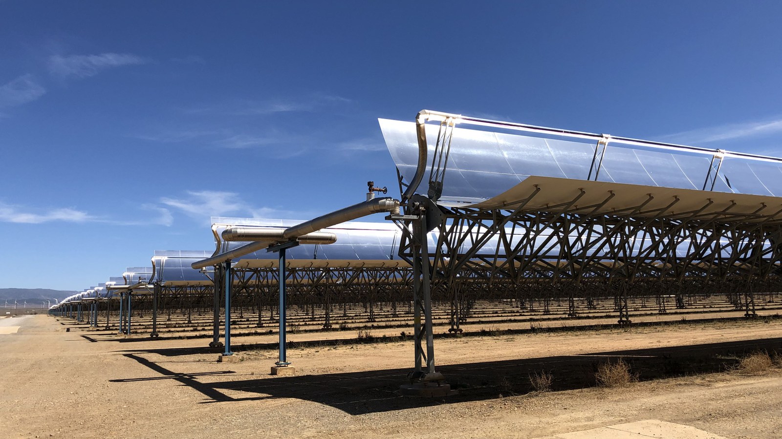 Solar thermal power plants and process heat plants: Higher yields using AI