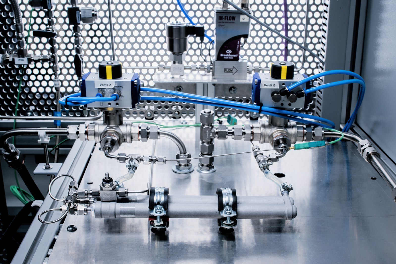 Additively manufactured lightweight reactor for a metal hydride-based air conditioning system